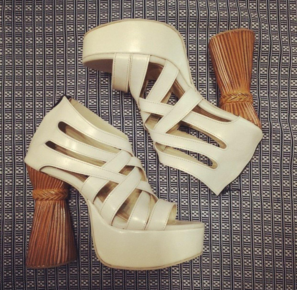 Woven Solidarity (beige) – Risqué Manufacturing